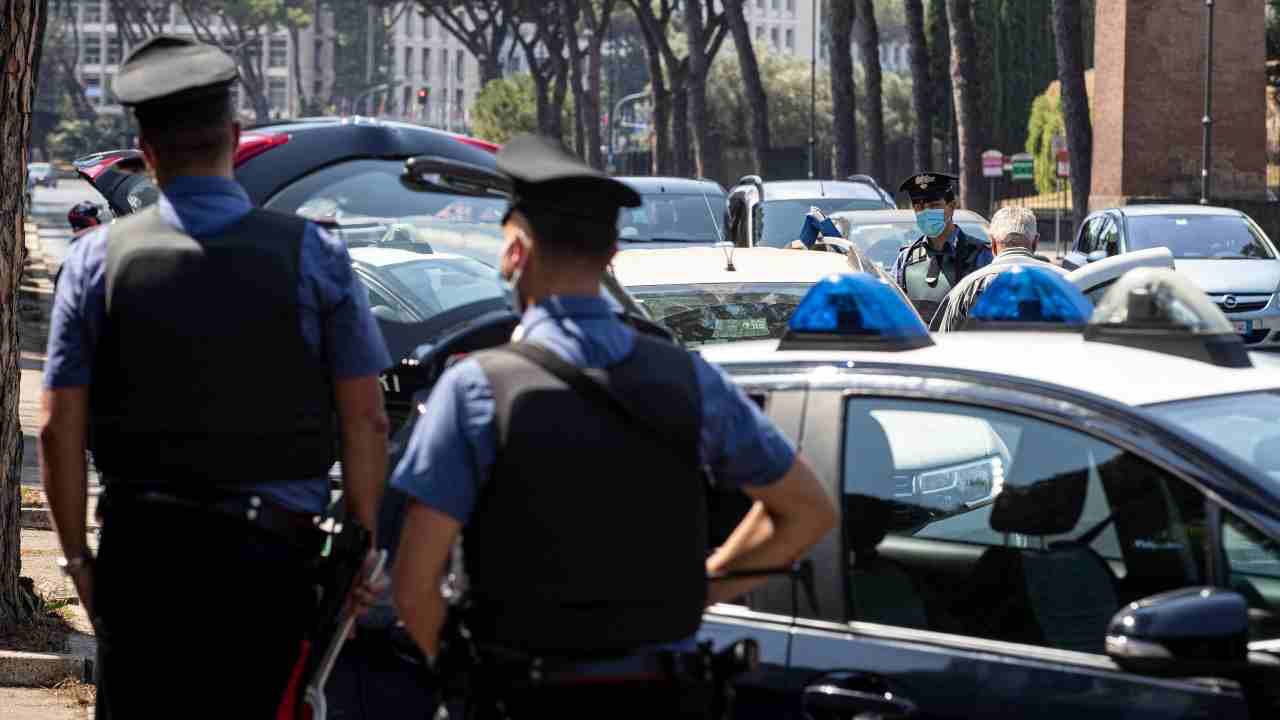 Posto di blocco, 2.050€ di multa se gli dai il documento con questa data: ti strappano la ...